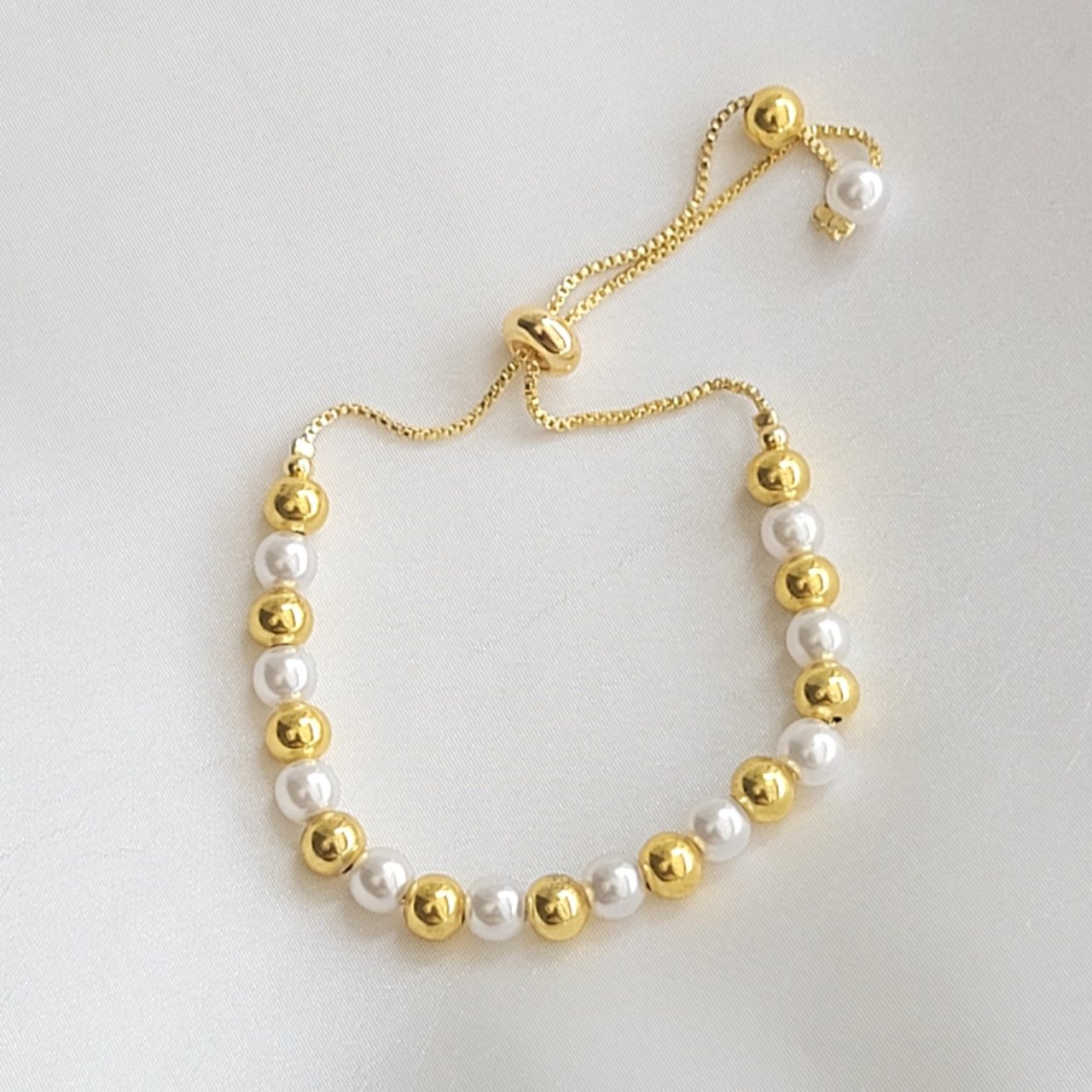 Warawa Joyas : Pulsera regulable perlas y bolas doradas